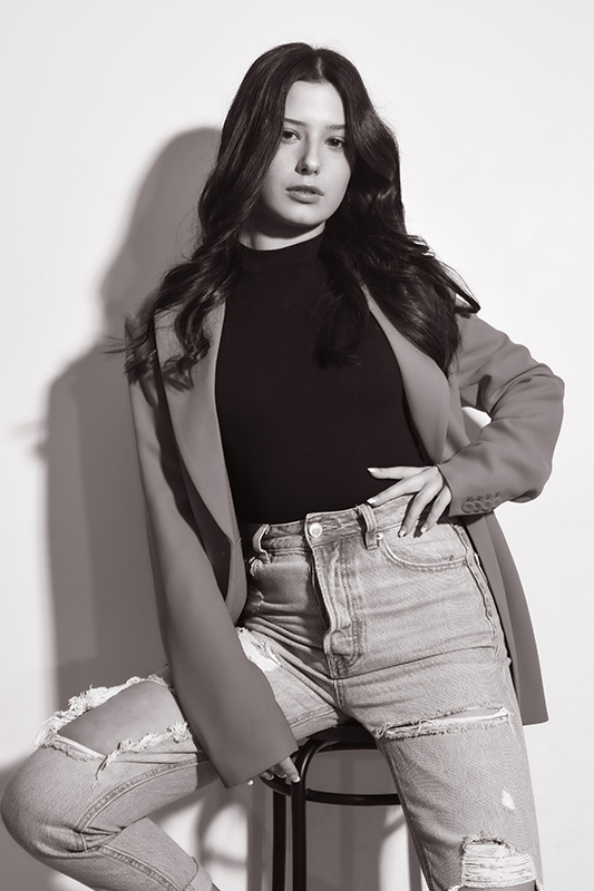 LOLA MAY – Model Folio